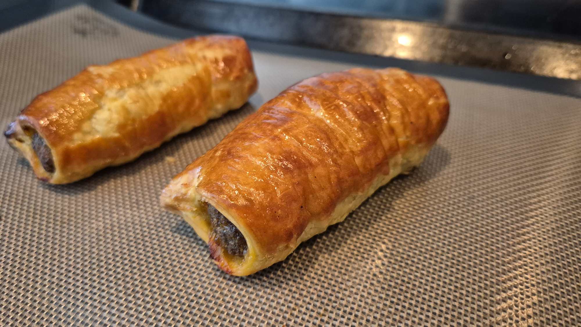 Zelf saucijzenbroodjes maken: Comfortfood met karakter - Chef Lesley